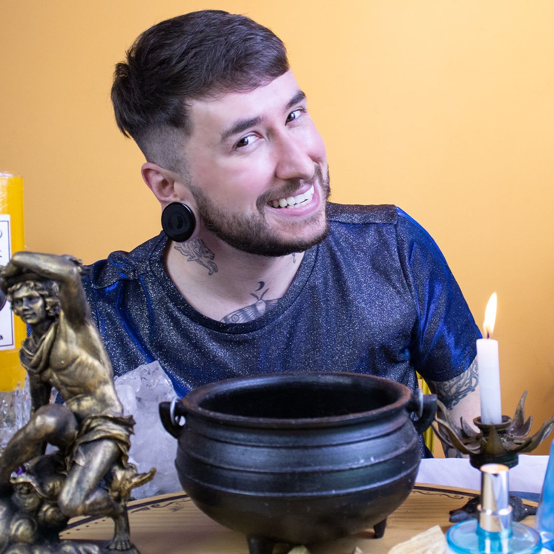 Apresentando o misticismo de forma descontraída, Victor Valentim faz ...